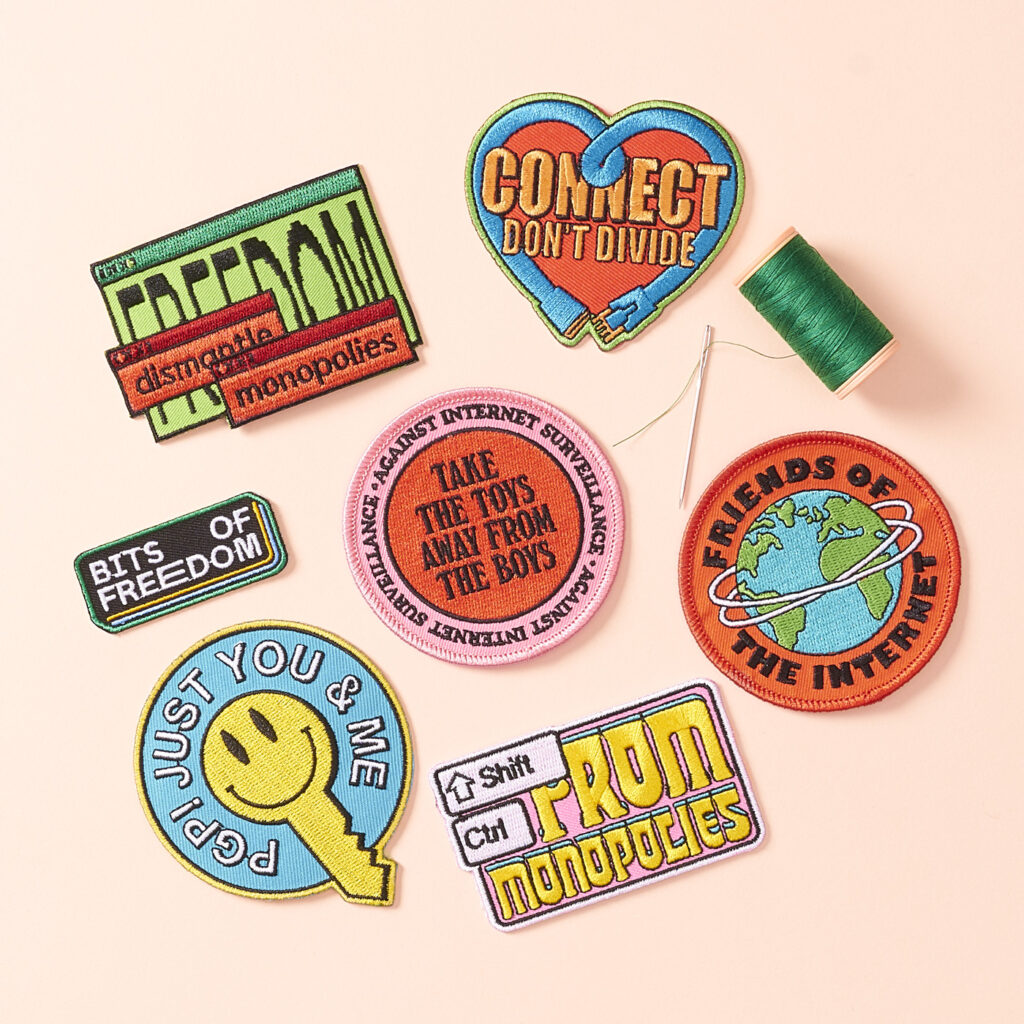 Patches set compleet + tas – Bits of Freedom